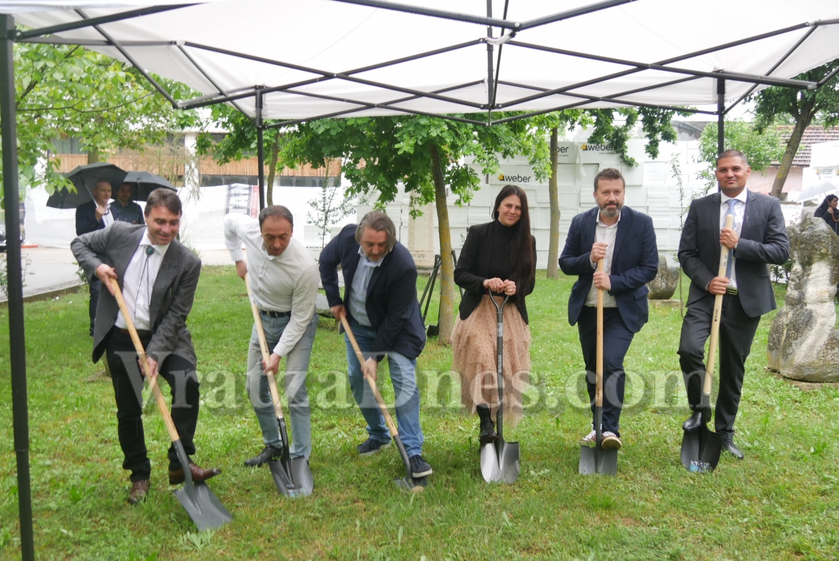 Заместник министър направи първа копка за ремонт на уникално училище СНИМКИ